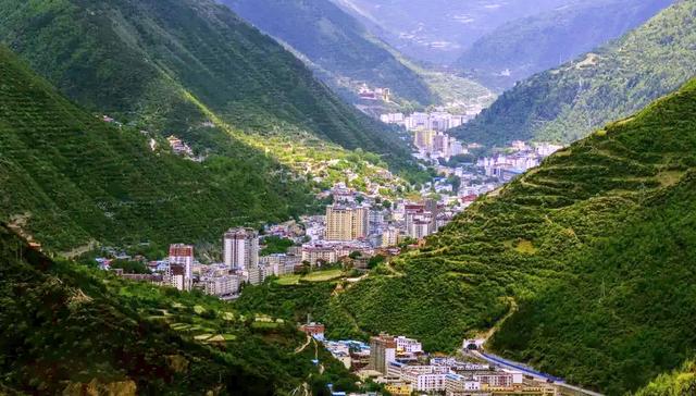 The longest and narrowest city in China, with an astonishing 40:1 ...