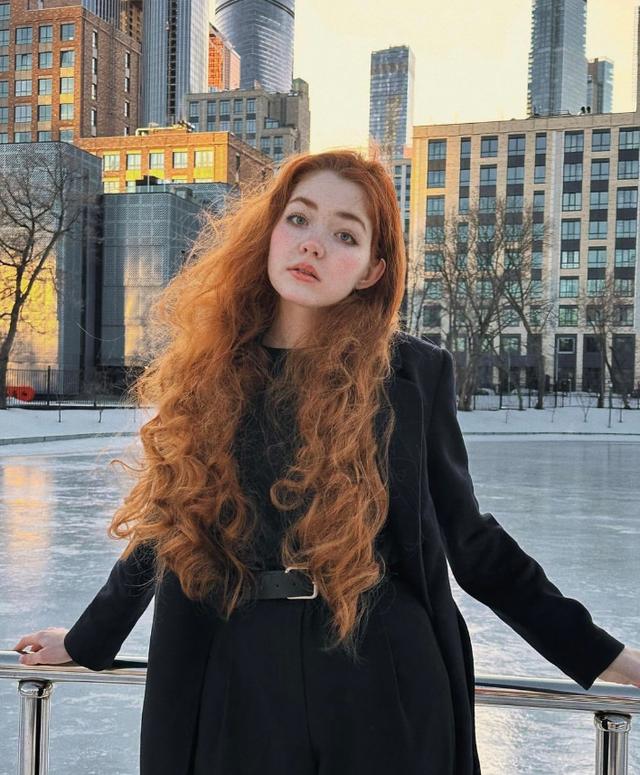 Ins wear blogger Anne Sitkina has red hair and big waves in classical ...