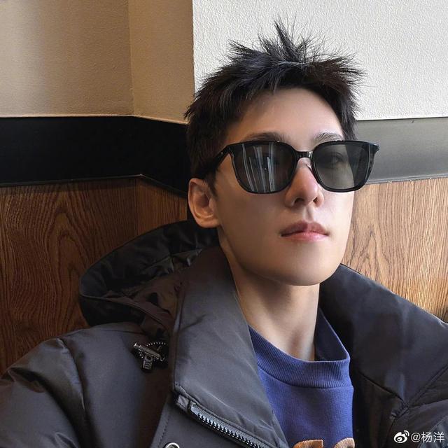 Sunshine handsome boy Yang Yang, black down jacket royal blue sweater ...