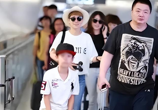 "Wild Rose" Hai Qing, 25 years old, had a child in hidden marriage ...