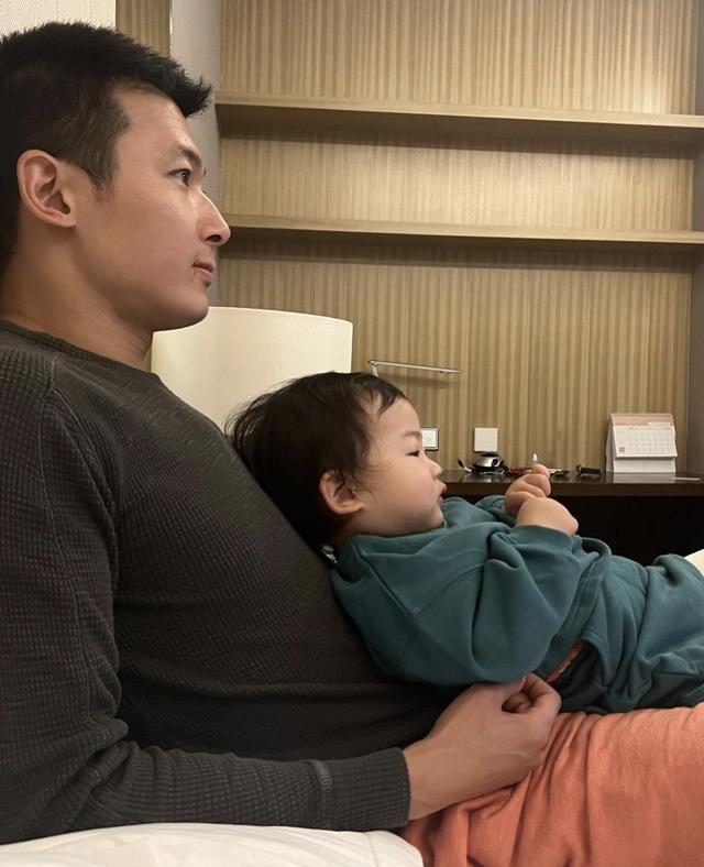 Zhu Zhu's husband takes care of the baby every day, feeds and sleeps ...