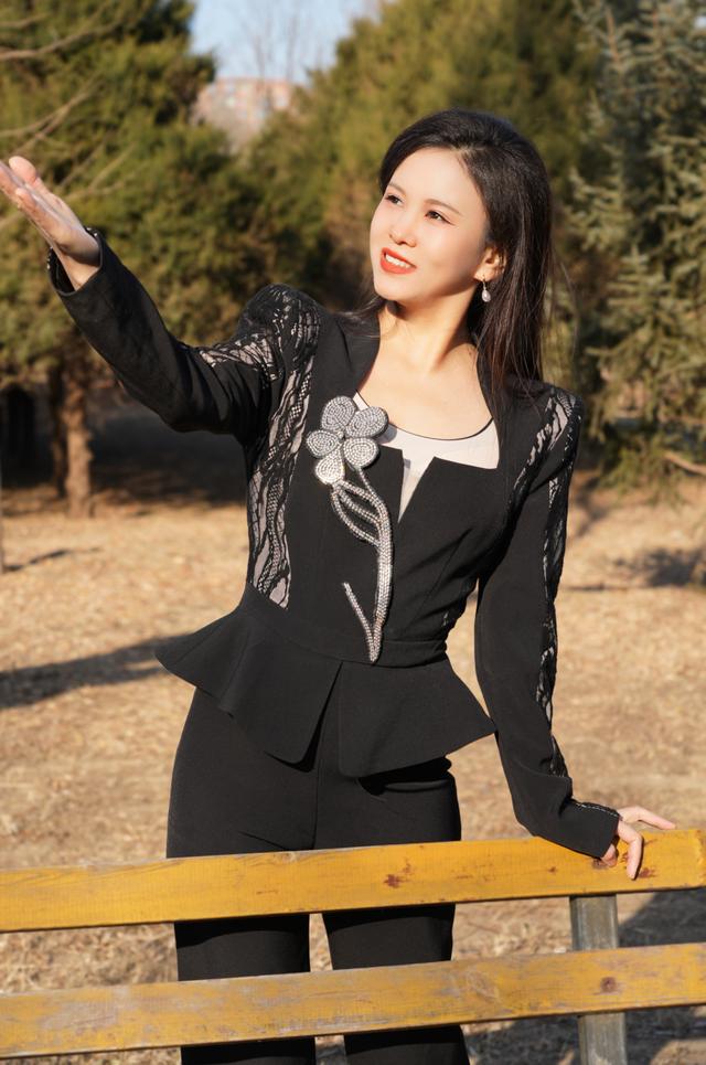 The host Liu Meixi took pictures outdoors in winter with the breeze ...