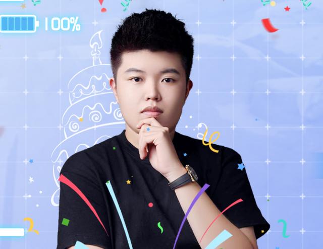 Dong Er celebrates his 18th birthday and makes his first live broadcast ...