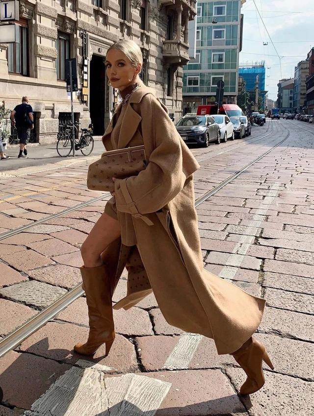 Are women wearing coats high enough?Just look at the "inner outfit" she ...