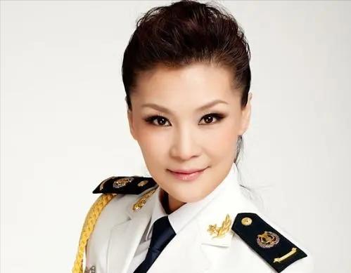 Singer Fan Linlin: Accompanying her deceased parents with two military ...