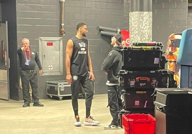 Enemy of the People!Simmons leaves the hotel 76ers fans boo, police ...