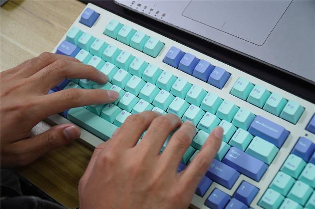 The real experience of thousand yuan keyboard, Bluetooth dual-mode ...