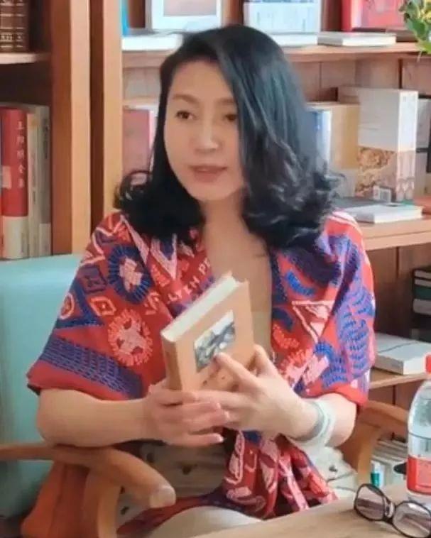 55-year-old Wang Xiaoya is aging like a cliff! The middle-aged fat has gained 20 catties, but ...