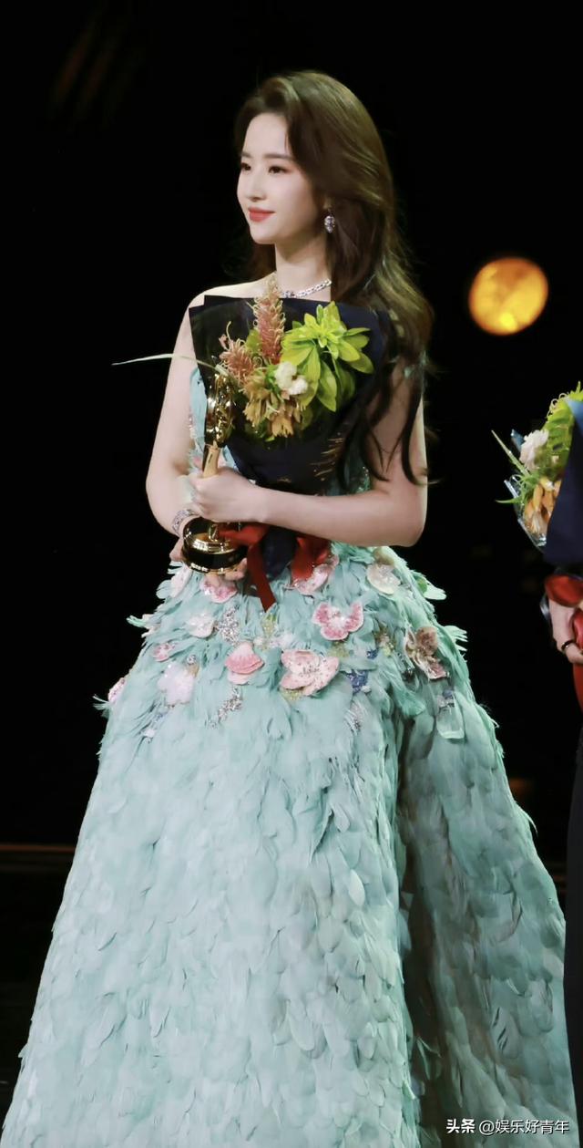 On Weibo Night, Liu Yifei's peacock princess style kills everyone, and ...