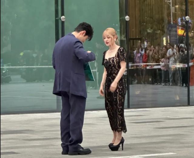 Huang Xiaoming's height is controversial, he is about the same height ...