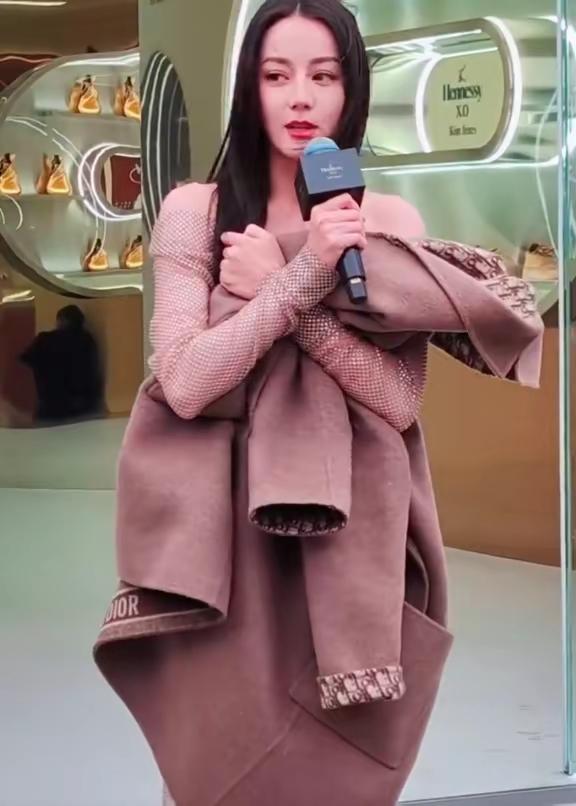 Di Lieba was doing offline activities, shivering in a short skirt in ...