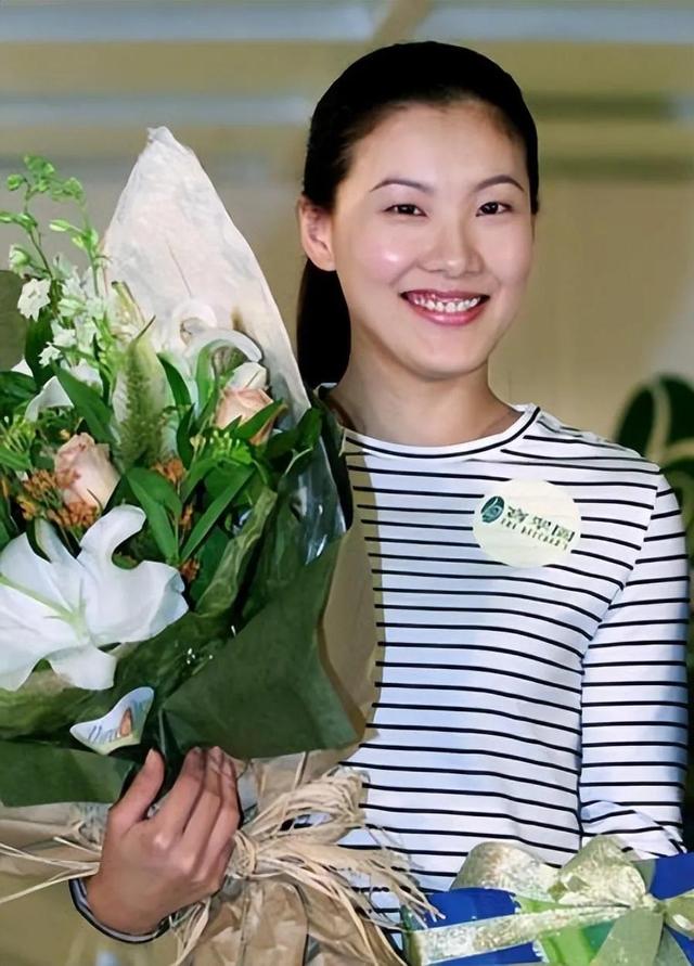 Fu Mingxia suddenly appeared on the streets of Shanghai for the first ...