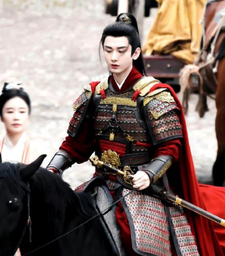 Cheng Yi's "Heroes" hero saves the beauty! The armor is full of heroism ...