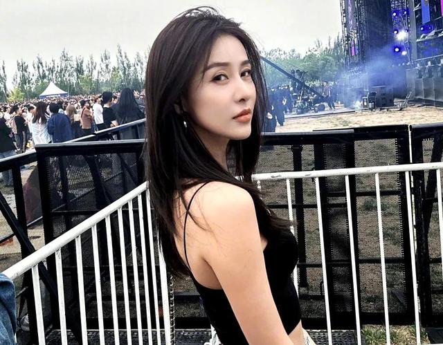 The shape of Jia Qing's chain jeans is comparable to that of Nazha. Who can tell that Jia Qing ...