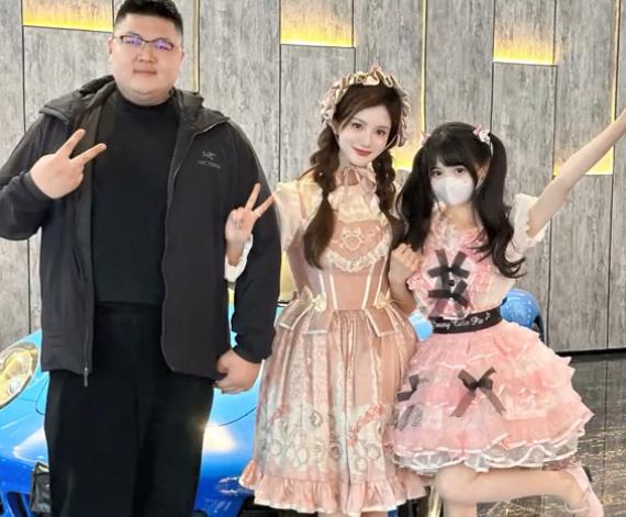 Internet celebrity Cai Luoli appeared on the streets of Dubai, wearing safety pants and rolling ...