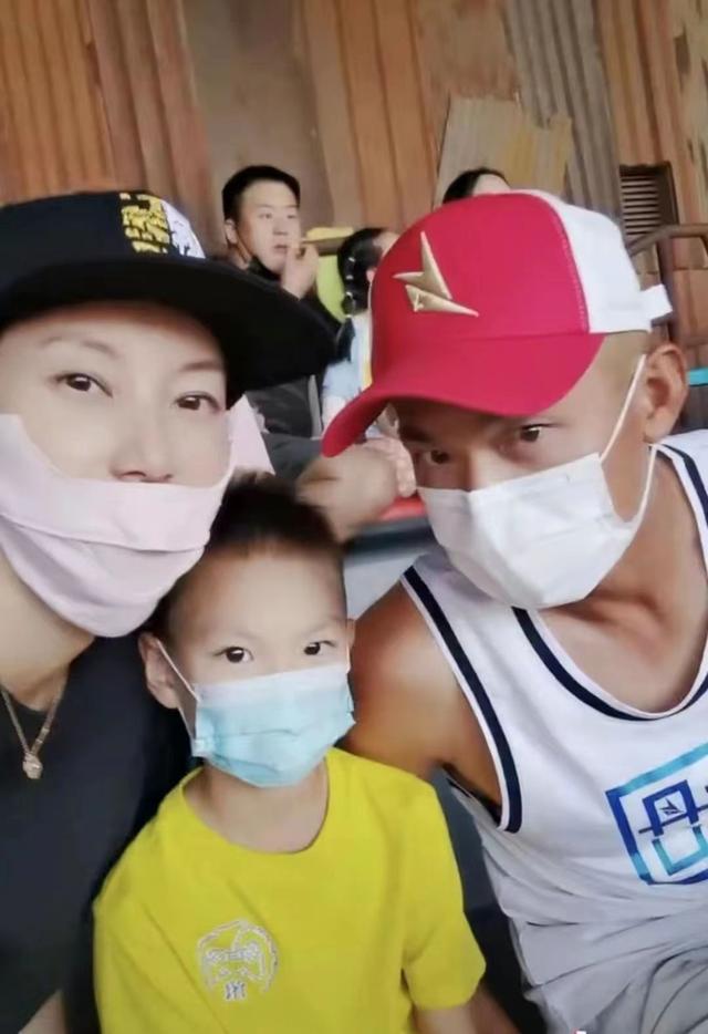 Lin Dan's family of three went on a trip!Wife is getting older than him ...