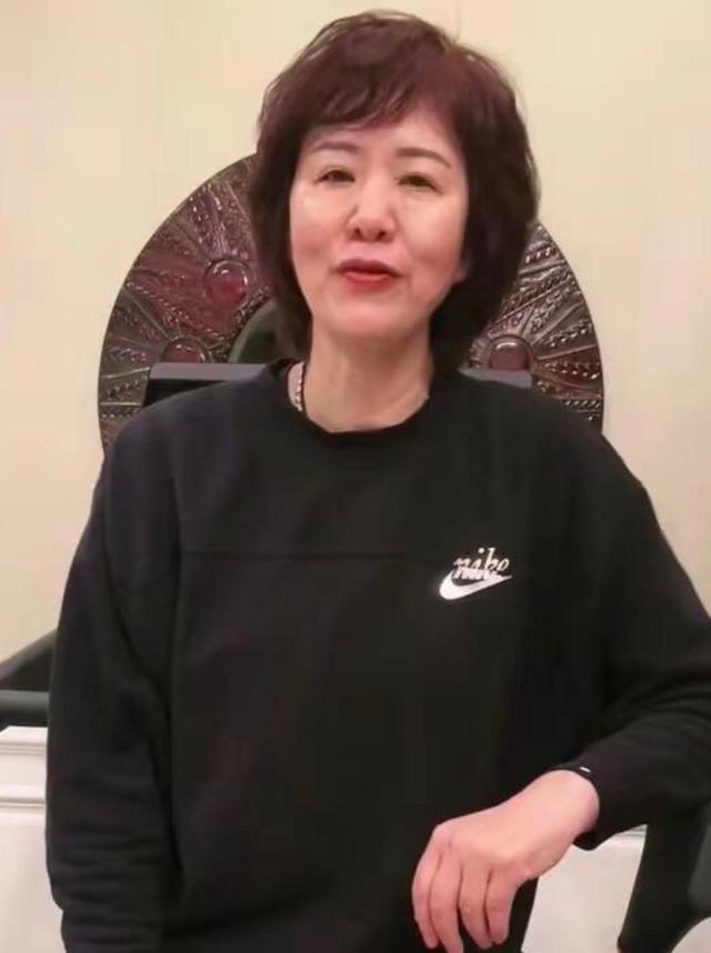 Lang Ping's retirement life is very comfortable, and he looks young ...