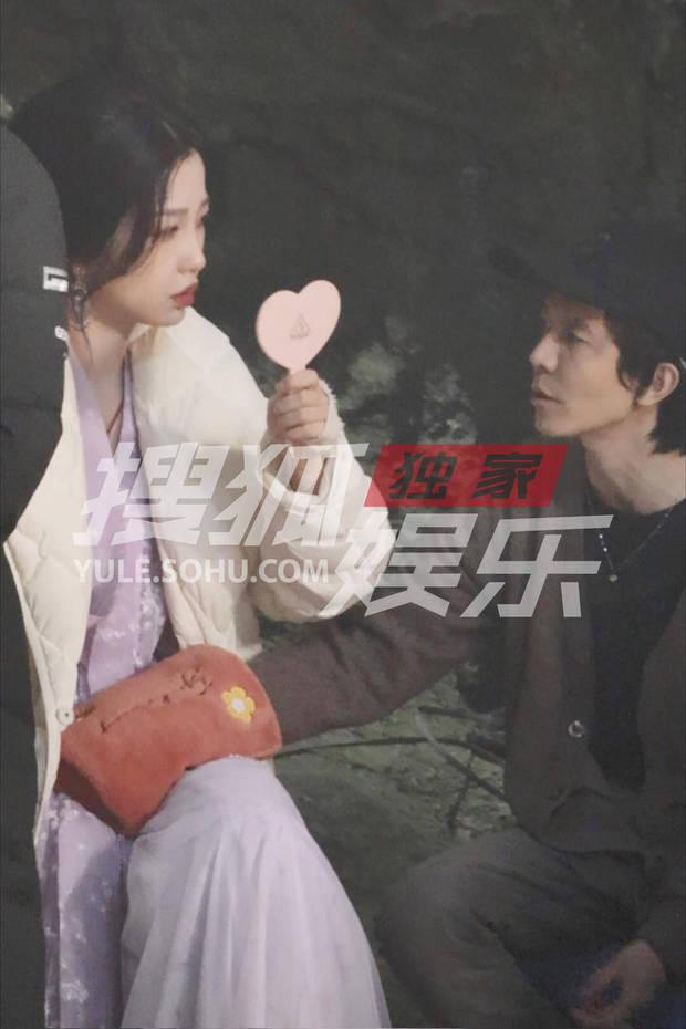 Guo Jingming gave a play to Yu Shuxin on the set and took away the warm ...