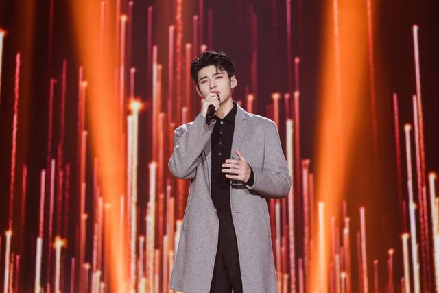 First on the [Global Chinese Music List] stage Zhou Yichen's affectionate singing of the golden ...