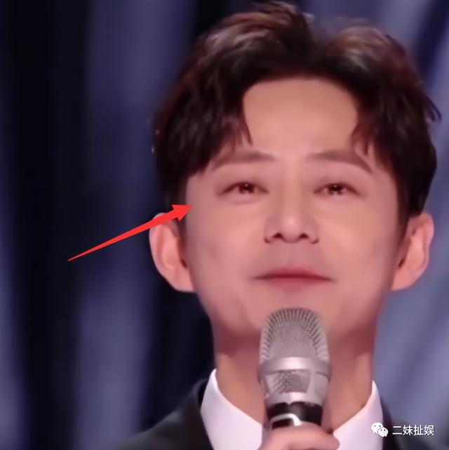 He Jiong shed tears at the New Year's Eve party, netizens gave mixed ...