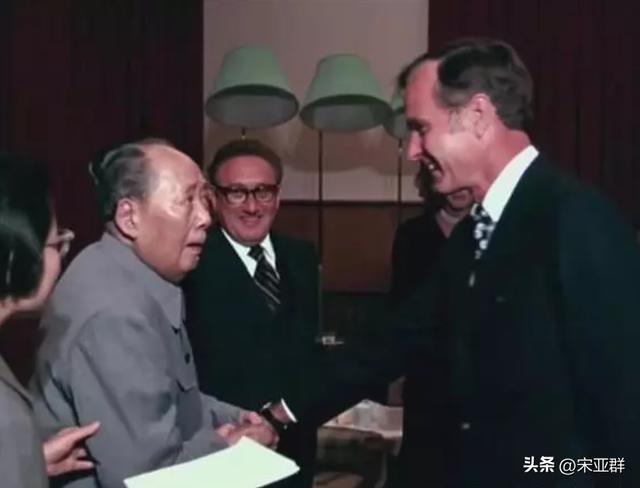 Rare old photo: Mao Zedong shook hands with Bush Sr. Kissinger became ...