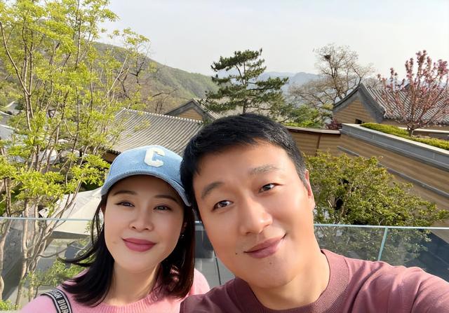 Tong Dawei and Guan Yue are still in love after 15 years of marriage, and they take a group ...