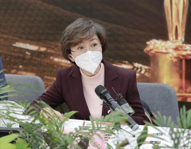 Haixia, a 50-year-old CCTV host, has gray hair, retreats behind the ...