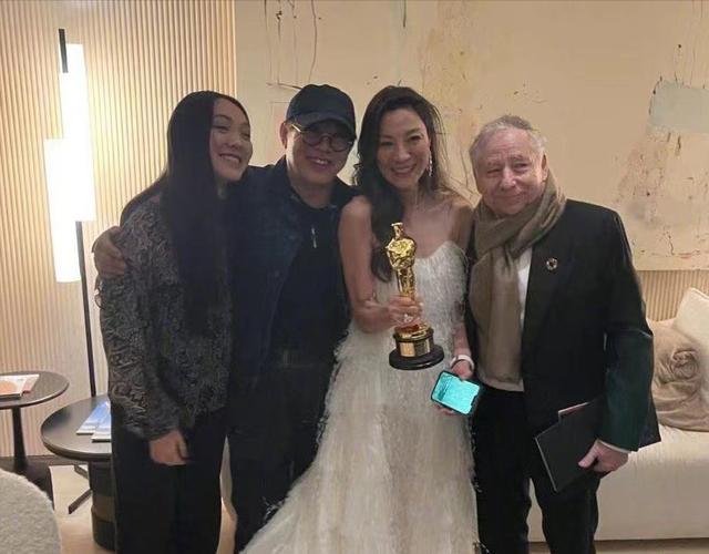 Jet Li showed up with his daughter, smiling brightly and hugging ...