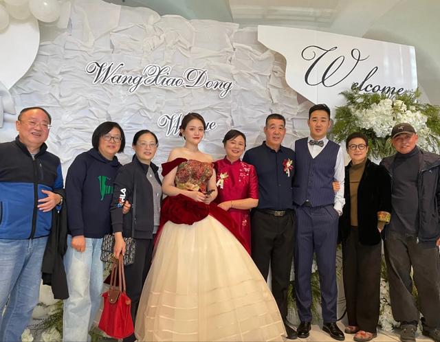 Ma Sichun's mother made a rare appearance, wearing a 100 yuan coat and ...