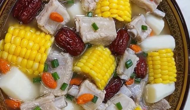 Drink more soup in spring to nourish and beautify the skin. The soup is ...