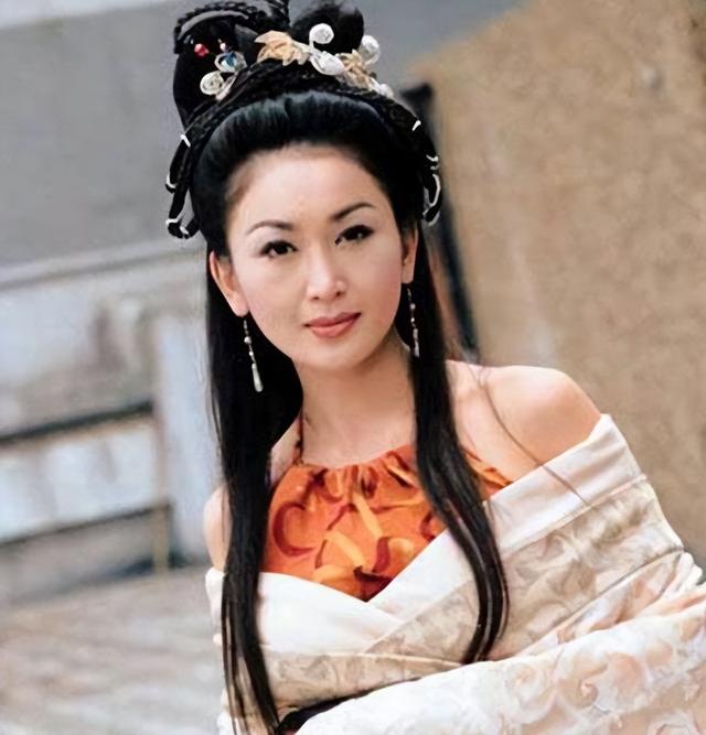 The 53-year-old Wen Bixia appeared in a pink dress with a suspender ...