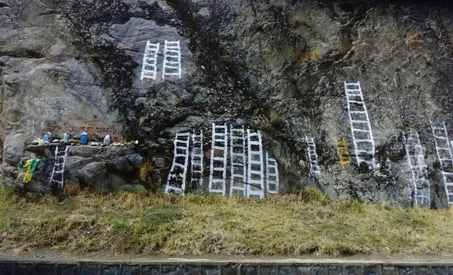 The legendary rock "ladder" that leads to the holy land - iMedia