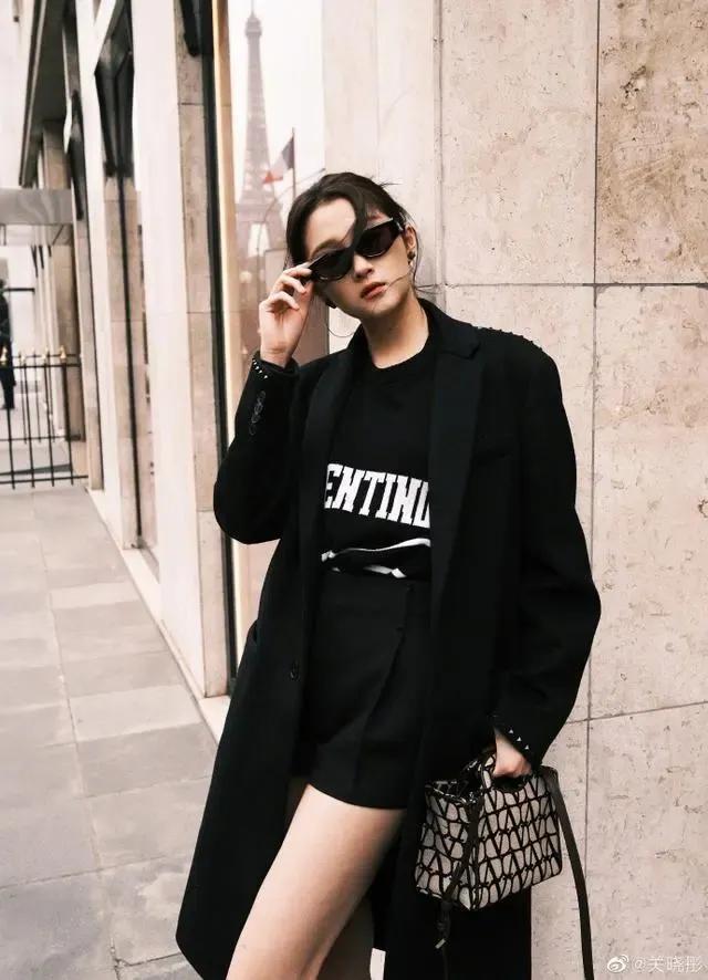 Guan Xiaotong took photos on the streets of Paris in the early morning ...