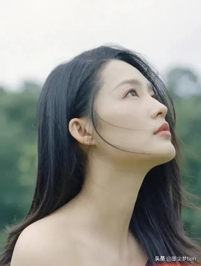 Don't envy the "mermaid line" anymore!Li Qin's "right-angled shoulders" are the most superior ...