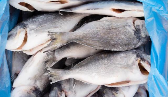 Natural thawing of frozen fish is easy to breed bacteria, and using hot ...