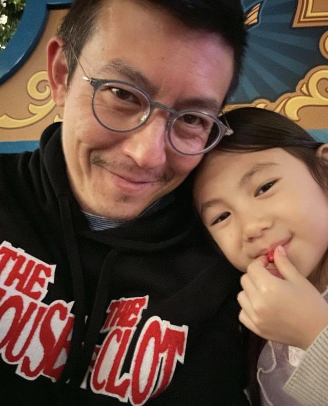 Edison Chen takes the baby to Disney, Alaia imitates Mulan's acting ...