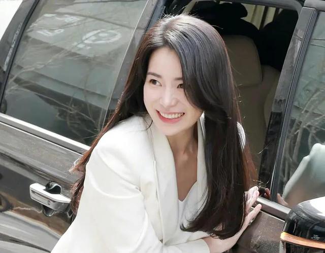 Lin Zhiyan is so popular, she smiles sweetly all the way, and her ...