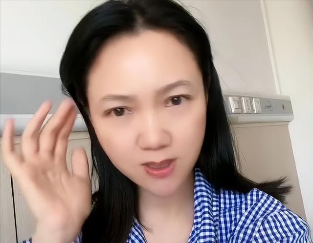 The host Zhou Qun was admitted to the hospital!Pale and haggard before ...