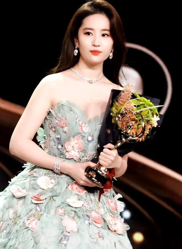 Liu Yifei's mother: she is as beautiful as a fairy, she sacrificed her ...