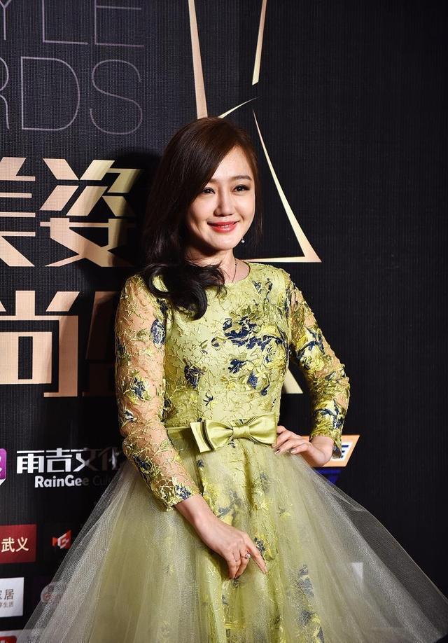 Xue Jianing still has the cuteness of a girl, she is gentle and sweet ...