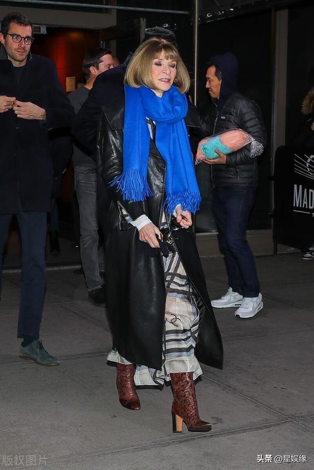Anna Wintour is wearing a black leather jacket + blue scarf + red ...