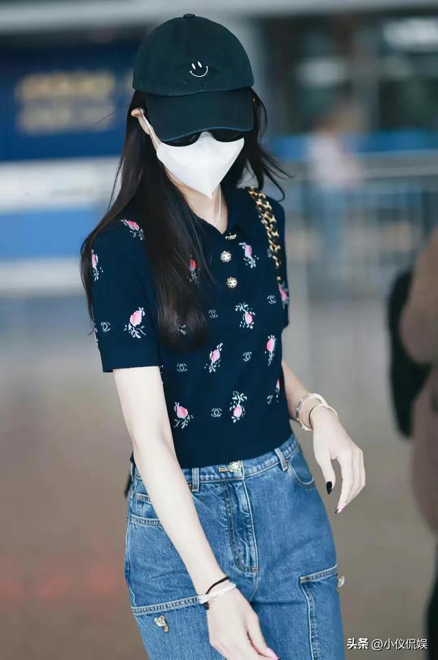Tang Yan's airport Reuters exposure, wearing a printed shirt and light ...