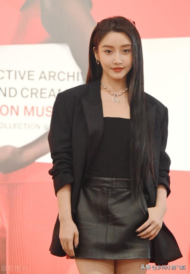 Jiang Zhenyu attended the brand event Reuters picture exposure, wearing a black suit with a ...