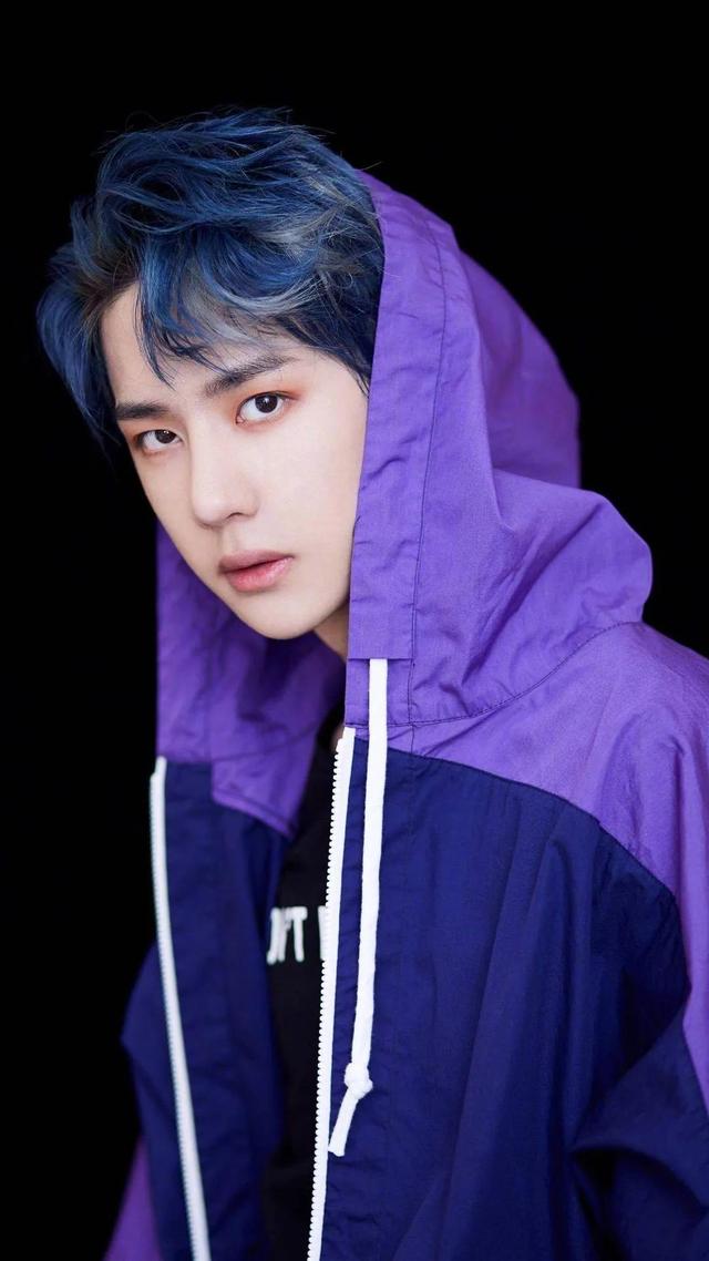 Wang Yibo's face is vicissitudes and old-fashioned, his eyes are dull ...