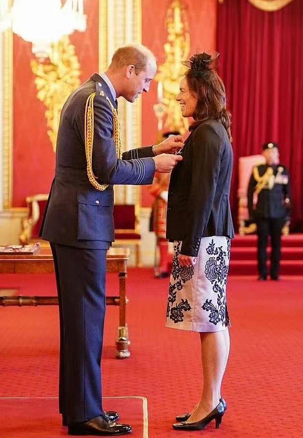 Kate's personal female bodyguard was awarded by William!Wearing a ...