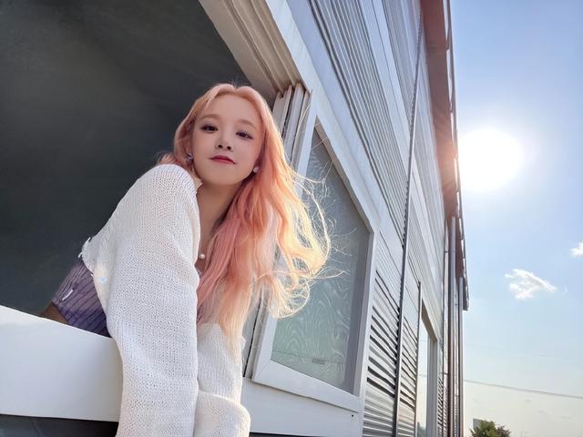 Song Yuqi shares beautiful photos with a girly feeling - iMedia