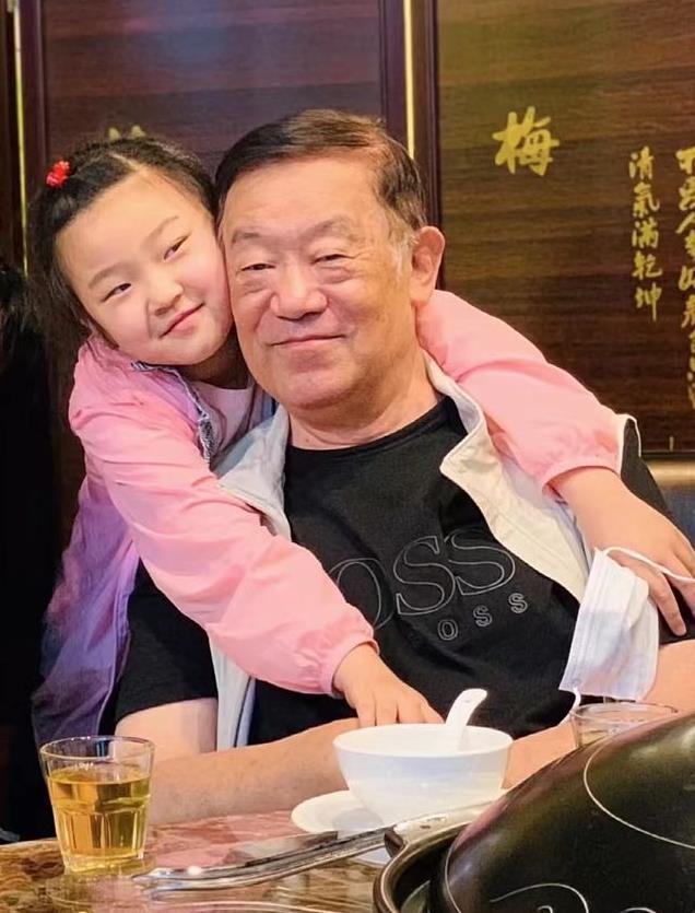 Actor Gao Ming appeared at a roadside stall in Kunming, drinking herbal ...
