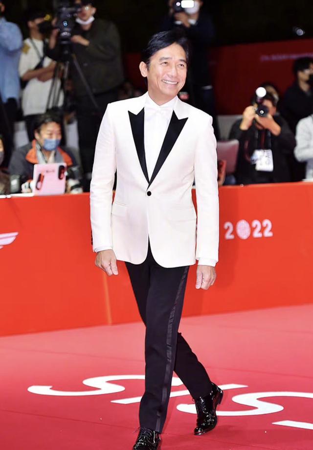 Tony Leung attended the red carpet of the Busan Film Festival, wearing ...