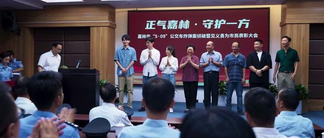 The ending of "The Beginning" HE, Li Shiting and Xiao Heyun succeeded in holding hands, but only ...