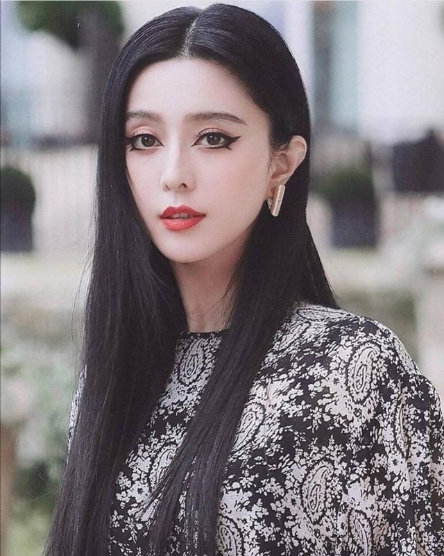 Meng Zhen: She used to be the goddaughter of Zhao Benshan. She was ...